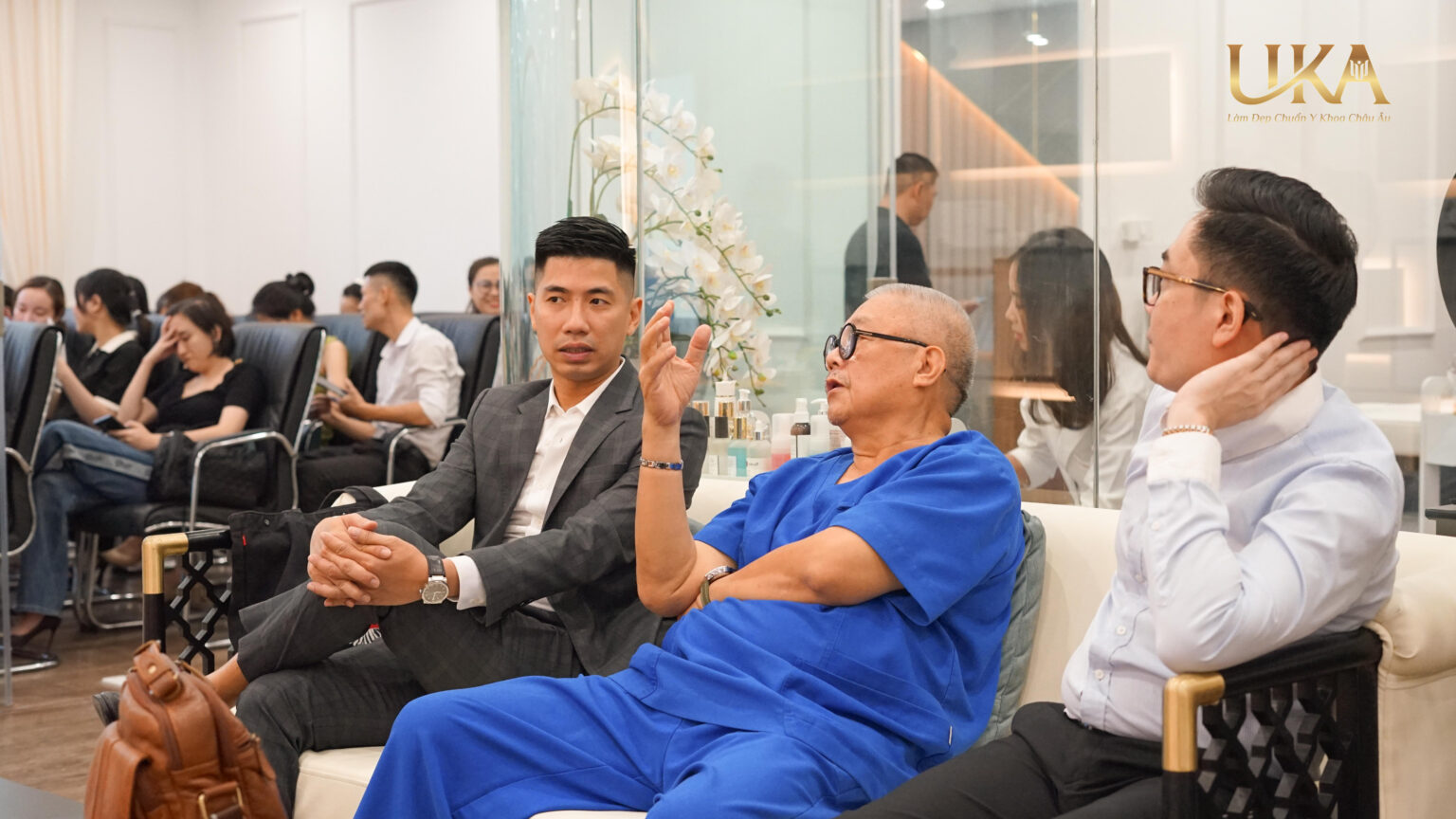 Khóa học laser do Đại tá Nguyễn Thế Hùng giảng dạy tại UKA Group