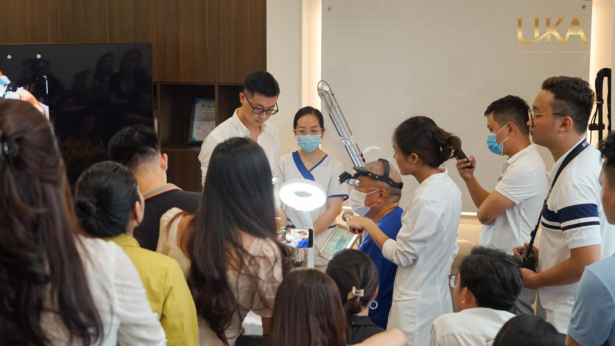 Khóa học laser do Đại tá Nguyễn Thế Hùng giảng dạy tại UKA Group