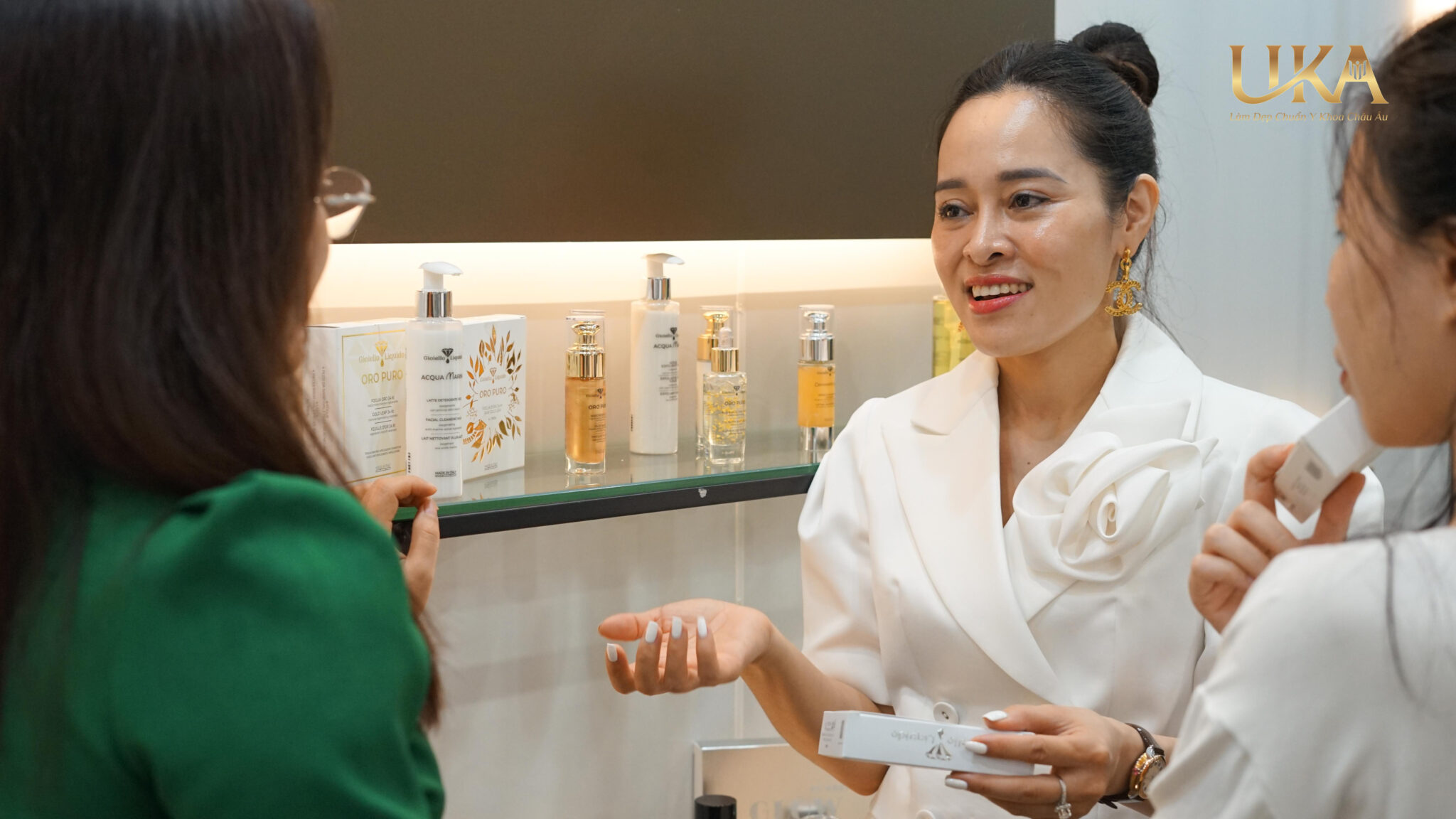 Khóa học laser do Đại tá Nguyễn Thế Hùng giảng dạy tại UKA Group